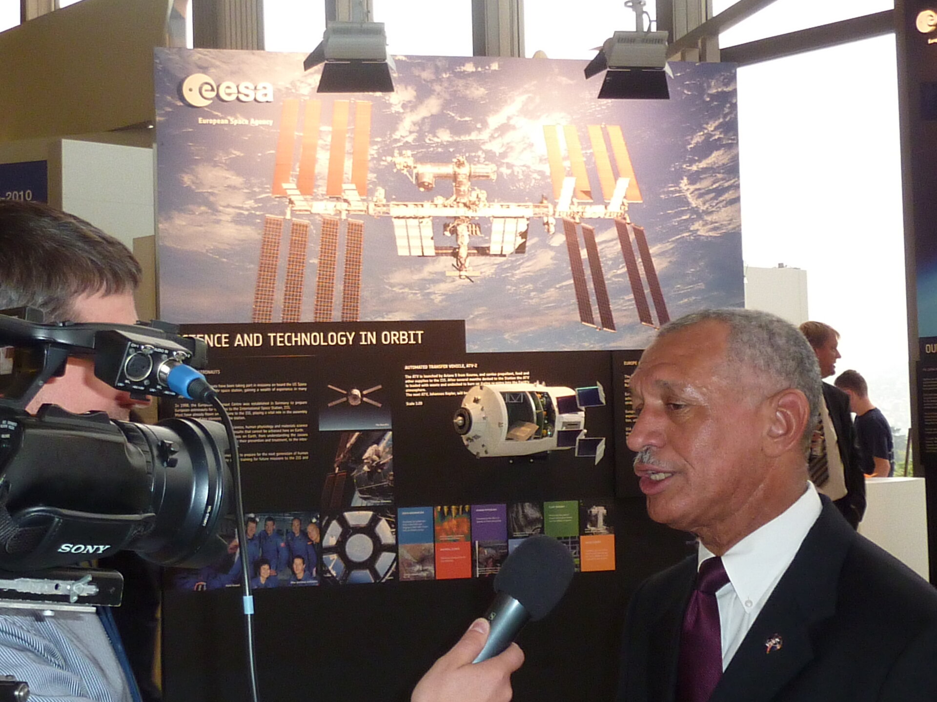 ESA - Press interview with Charles Bolden on the ESA stand